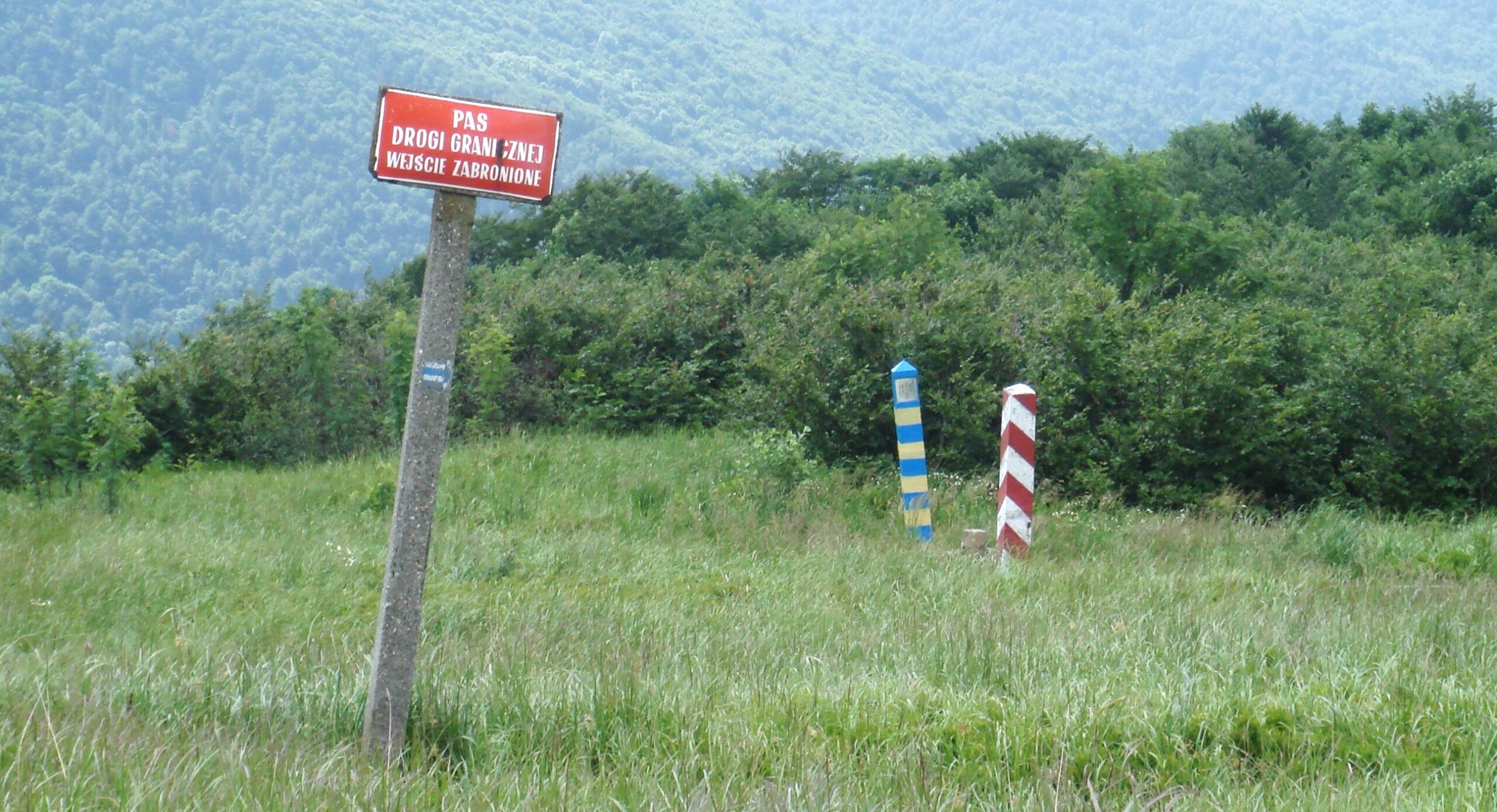 Polish border guard warns tourists to stop taking selfies on Ukraine ...