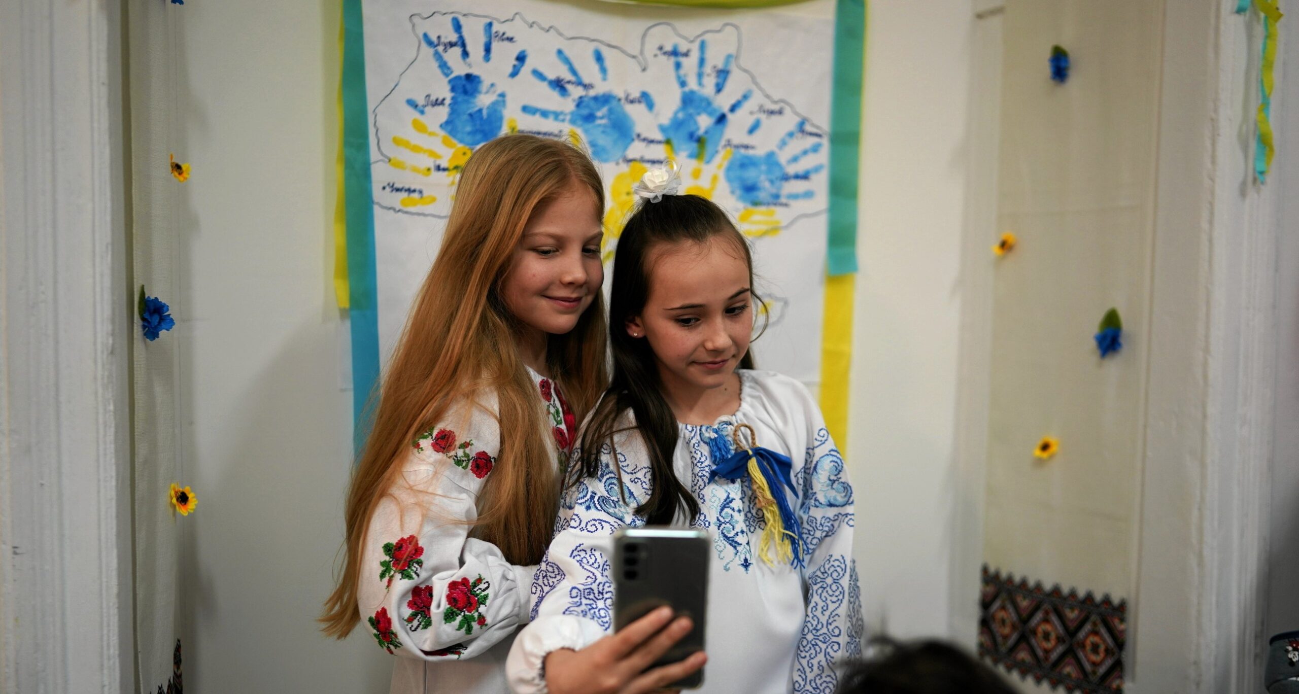 Tens of thousands of new Ukrainian pupils start school in Poland after ...