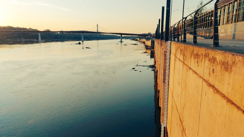 Water level falls to record low of 25 cm in Warsaw’s Vistula River ...