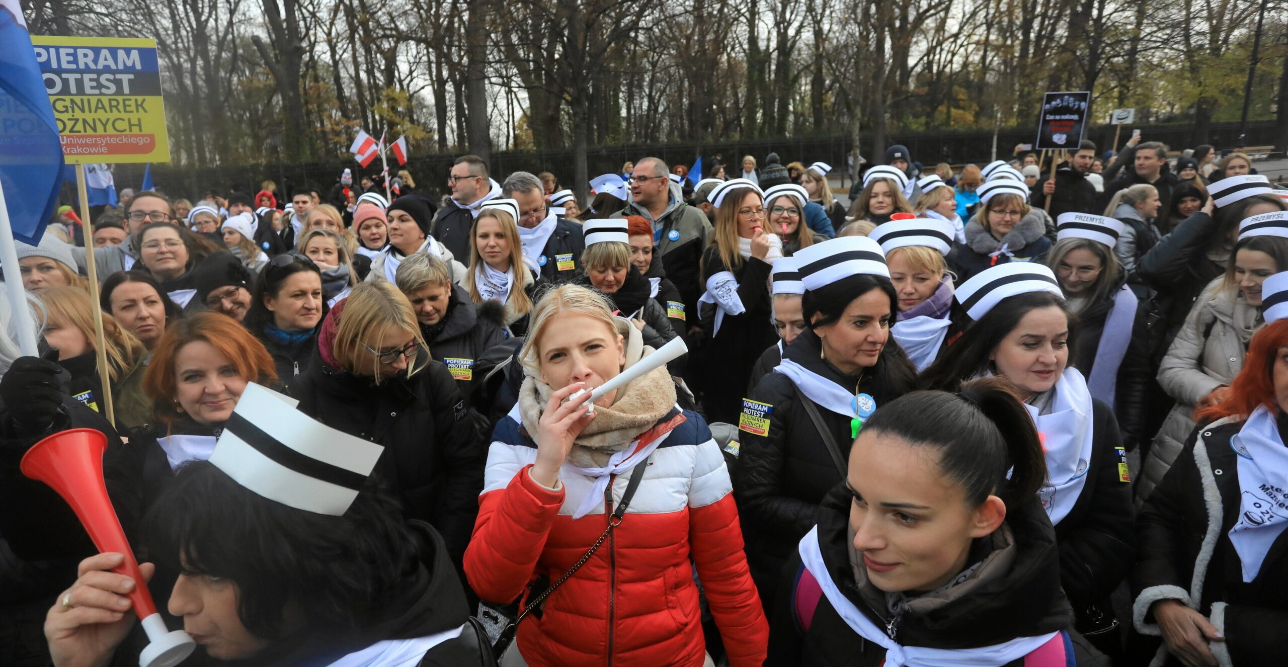 Healthcare workers protest in Warsaw for higher wages and more staff ...