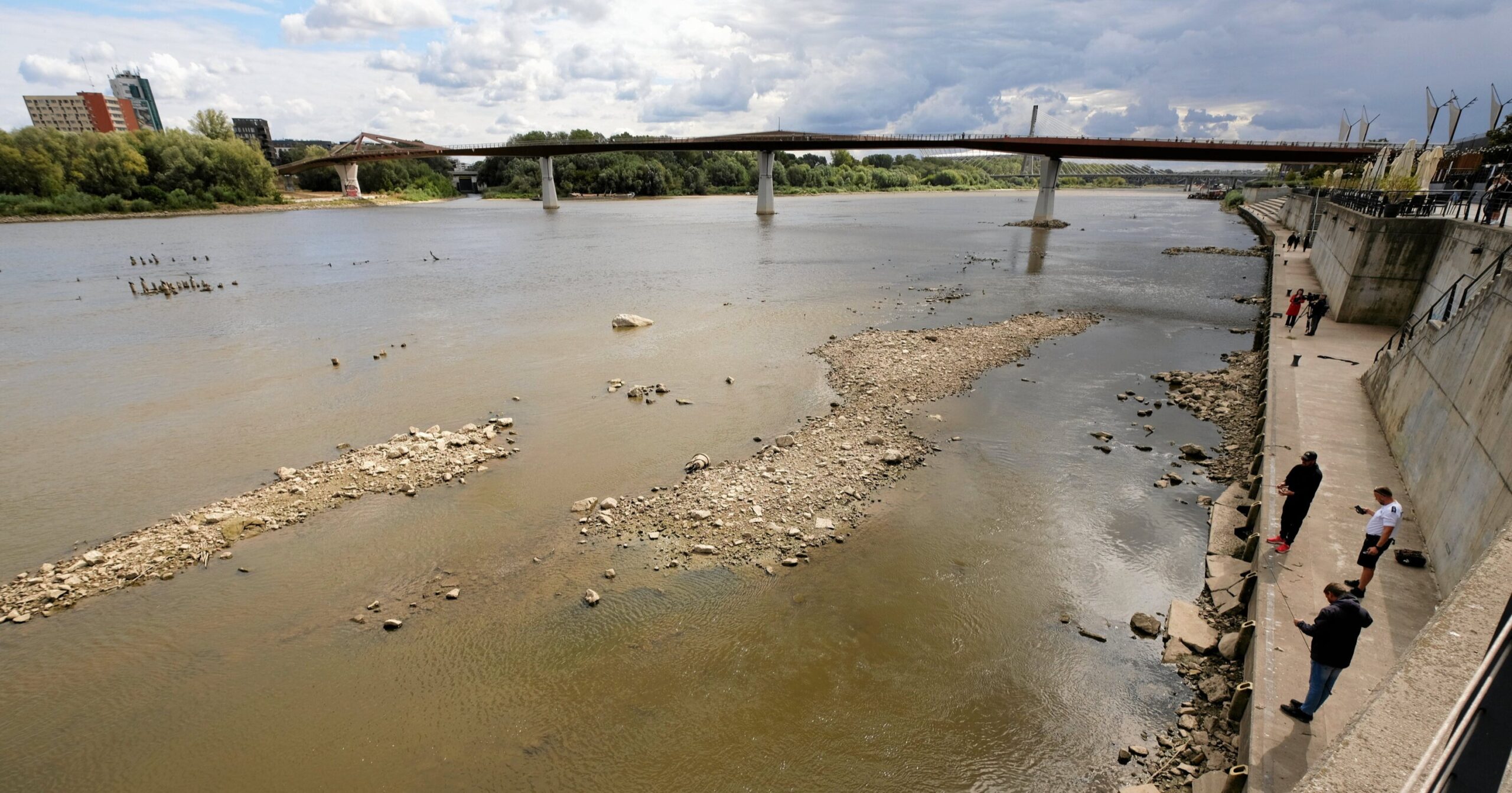 Water level falls to record low of 7cm in Warsaw’s Vistula river ...