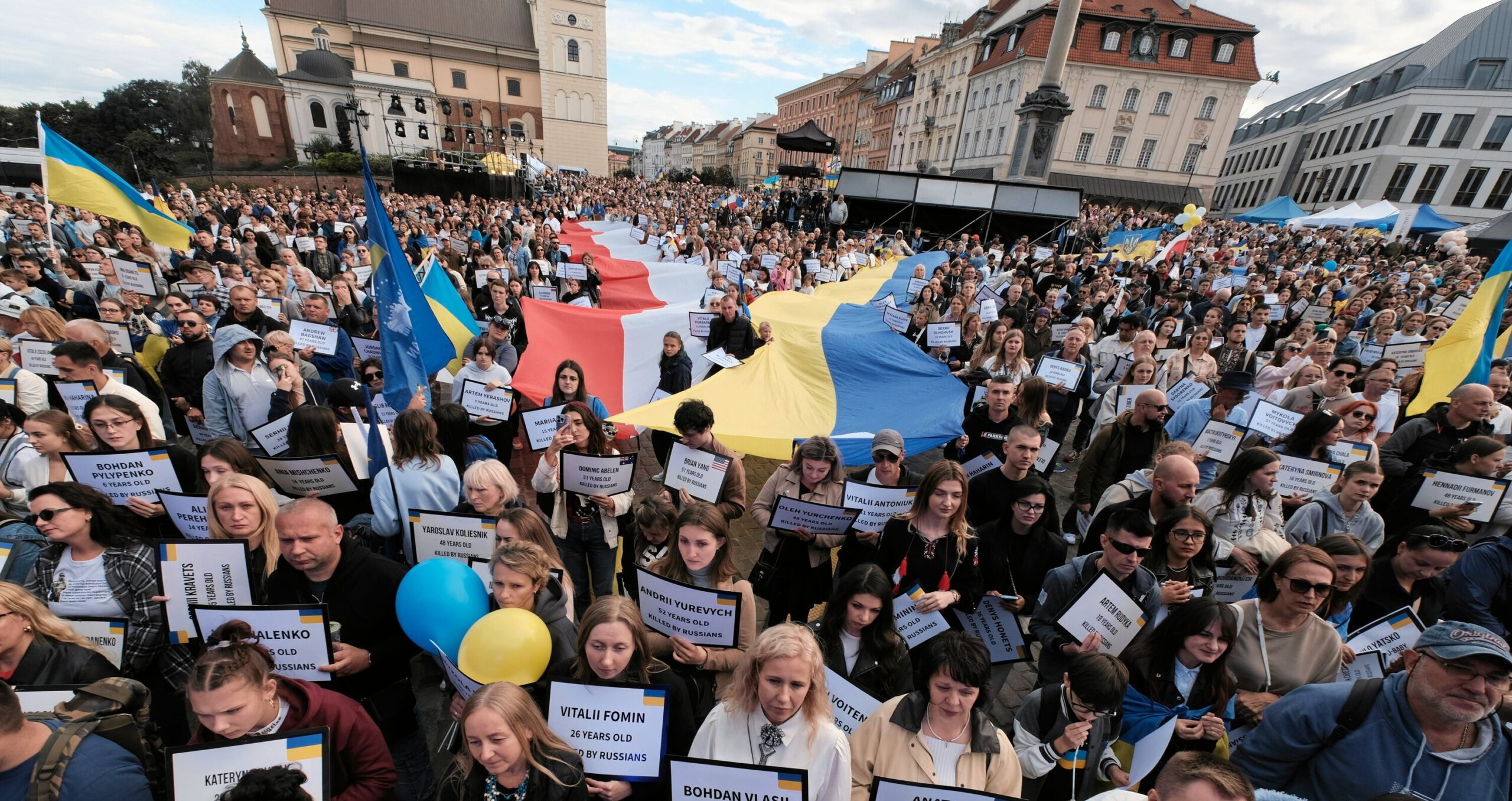 Thousands celebrate Ukrainian Independence Day in Warsaw as president ...